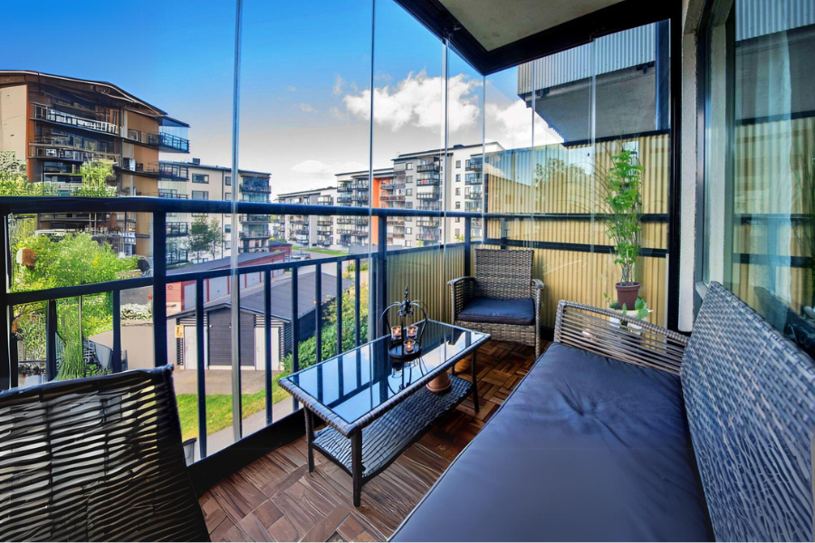 Transformă-ți balconul cu geamuri glisante pentru balcon din sticlă ...