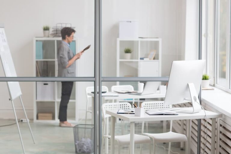 Partițiile din sticlă securizată în designul interior: Estetică și ...